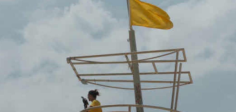 Una bandera amarilla ondea en las playas de la Región de Murcia este ...